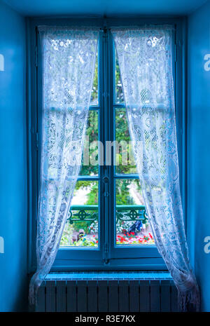 Maison Claude Monet, Giverny. Window on the Garden Stock Photo - Alamy