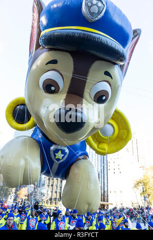 The PAW Patrol balloon floats in the Macy's Thanksgiving Day Parade on ...