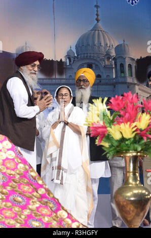 Kolkata, India. 22nd Nov, 2018. Hindu devotees perform rituals on the ...