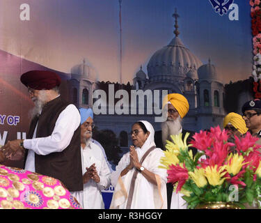 Kolkata, India. 22nd Nov, 2018. Hindu devotees perform rituals on the ...