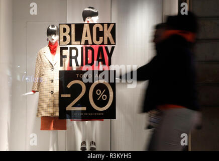 Palma, Spain. 23rd Nov, 2018. People passing in front of a shop that ...