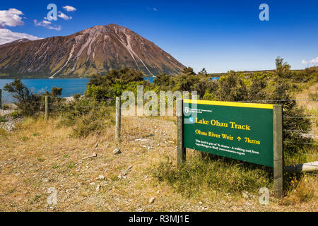 The Lake Ohau Track along Lake Ohau, Southern Alps, Canterbury, South ...