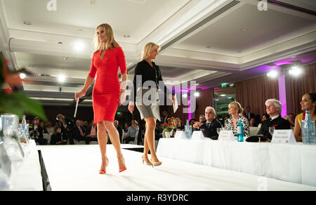 Bad Zwischenahn, Germany. 24th Nov, 2018. Evelyn Reißmann (l) stands ...