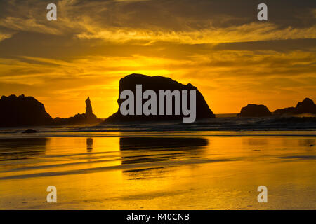 Golden Sunset, Sea Stacks, Bandon, Oregon, Usa Stock Photo - Alamy