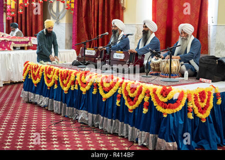 Sikh men in turbans play music on tabla & harmonium at the Sikh ...