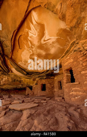 USA, Utah, Fallen Roof Ruin, Indian ruins in North Fork of Mule Canyon ...