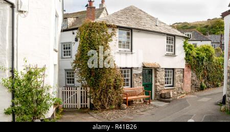 Street view in Port Isaac in north Cornwall Stock Photo - Alamy