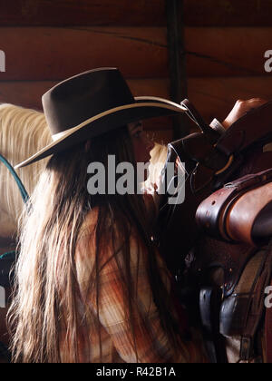 cowboy saddling up his horse Stock Photo - Alamy