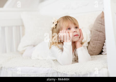 Photo portrait little girl hoping for luck with crossed fingers ...