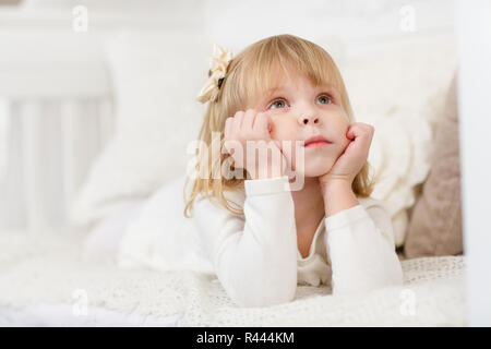 Photo portrait little girl hoping for luck with crossed fingers ...