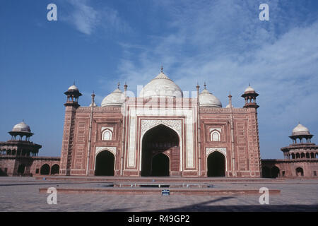 Mosque entrance gate, Taj Mahal, Islamic ivory white marble mausoleum ...