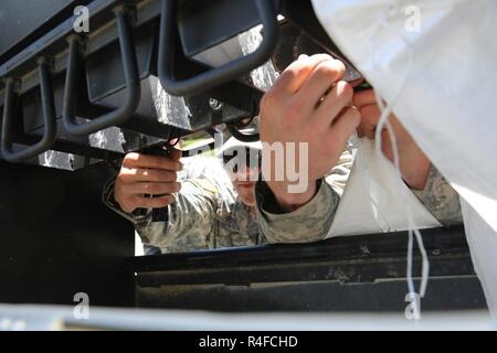 Missouri Army National Guard engineers of the 220th Engineer Company ...
