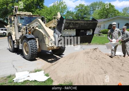 Missouri Army National Guard 220th Engineer Company arrives on Starling ...