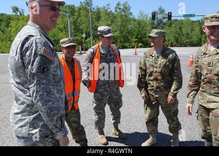 Missouri Army National Guardsmen of the 1175th Military Police Company ...