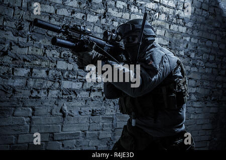 Army soldier aiming weapons Stock Photo - Alamy