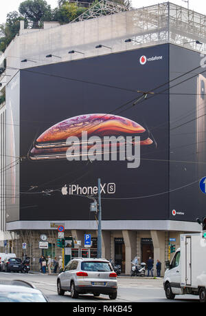 Apple iPhone XS Ad poster, Apple Advertising poster in the London ...