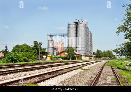 Train tracks and silos Stock Photo: 47396063 - Alamy