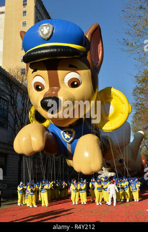 The PAW Patrol balloon floats in the Macy's Thanksgiving Day Parade on ...