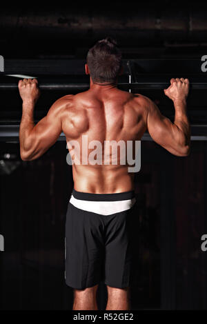 Portrait of muscular man with wide back posing over white studio ...