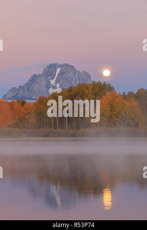 Full moon over the Teton Range at Cunningham Ranch, Grand Teton ...