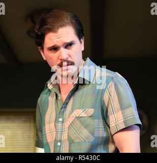 l-r: Kit Harington (Austin), Johnny Flynn (Lee) in TRUE WEST by Sam ...