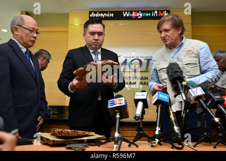 Kuala Lumpur, MALAYSIA, . 30th Nov, 2013. Elvis impersonator Max ...