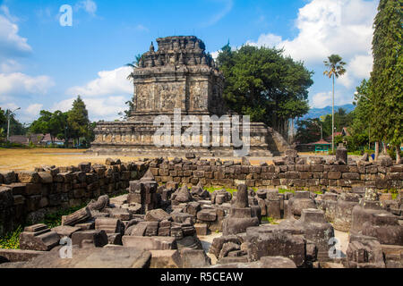 Indonesia-Java-Candi-Mendut, Buddha in Pralambapadasana in Dharmachakra ...