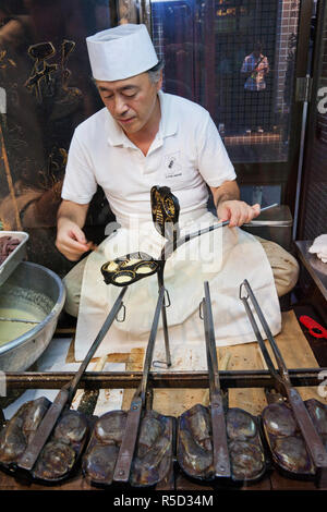 Traditional Street in Tokyo, Japan Stock Photo - Alamy