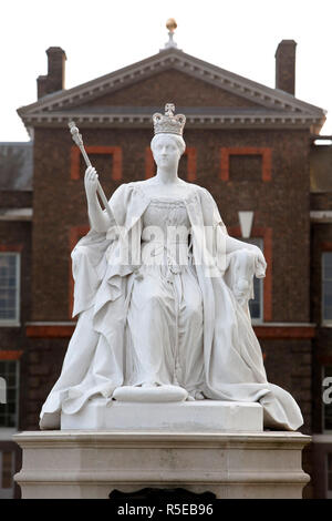 Statue of Queen Victoria by her daughter Princess Louise, outside ...