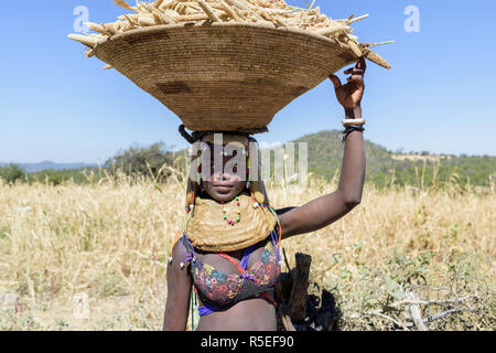 Mumuila tribe, Hungueria, Angola Stock Photo - Alamy