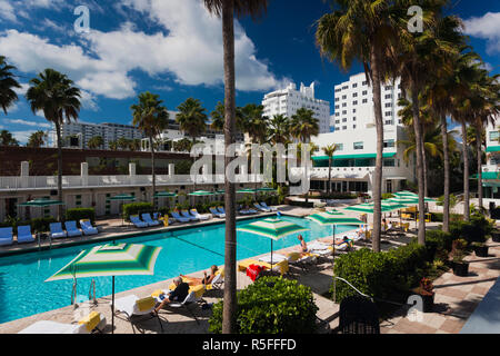 USA, Miami Beach, South Beach, poolside at the Surfcomber Hotel Stock ...