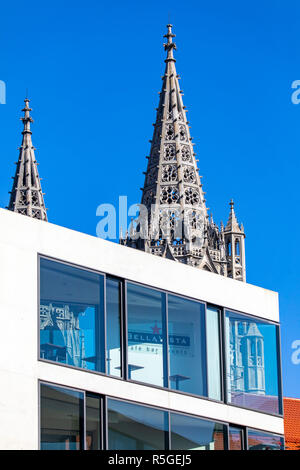 Modern business building, on Muensterplatz, church tower of Ulm ...