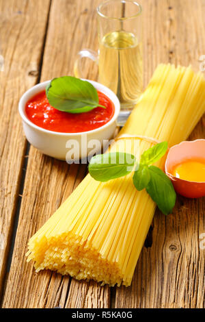Bundle of dried spaghetti and tomato passata Stock Photo - Alamy