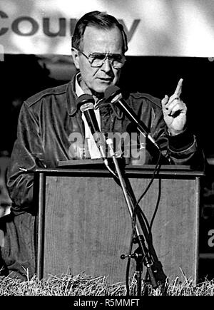Chicago, Illinois. 10-29-1988 Vice-President George H.W. Bush makes a ...