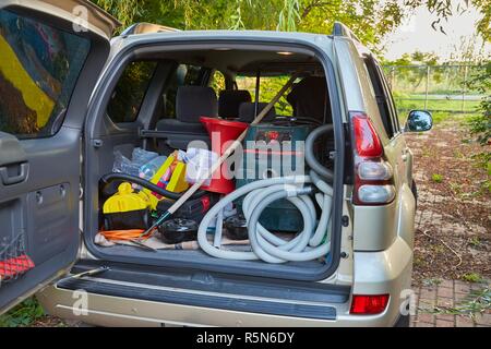 Trunk of SUV loaded with luggage Stock Photo: 10098118 - Alamy
