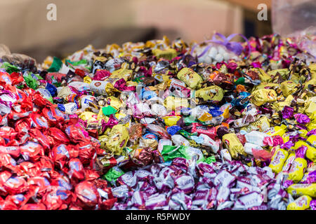 Pile of multi-colored packaged candy Stock Photo - Alamy