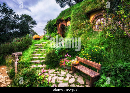 Bag End, Bilbo Baggin's Hobbit Hole in the Hobbiton Movie Set, Matamata ...