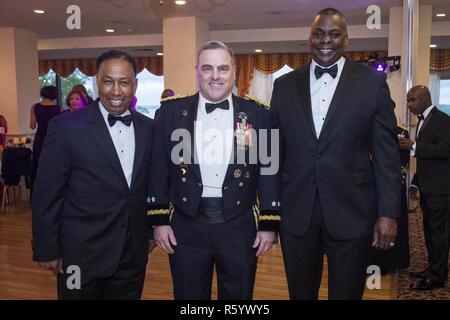 US Army General Dennis J. Reimer, CHIEF of STAFF, US Army, gets a brief ...