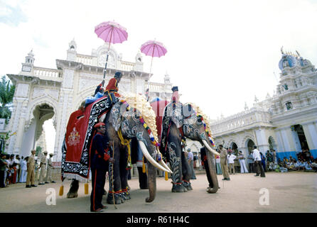 Dassera festival decorated painted elephants procession mysore ...