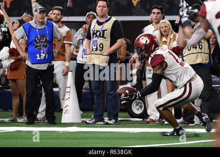 Oklahoma cornerback Tre Norwood (13) returns an interception during the ...