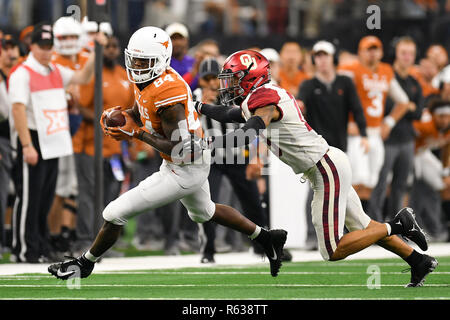 Texas Longhorns wide receiver Lil'Jordan Humphrey (84) catches a pass ...