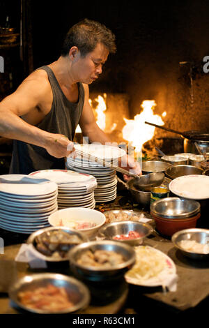 Hong Kong street restaurant chef Stock Photo - Alamy