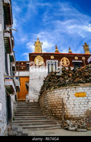 Gyantse Monastery near Lhasa Stock Photo - Alamy