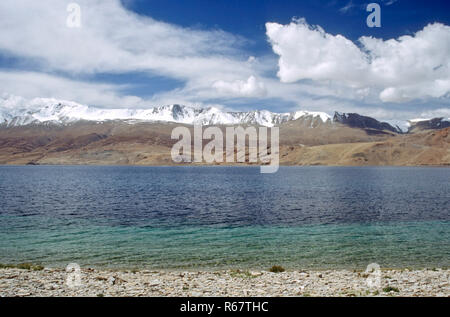 Lake Tso Moriri and the Himalayan mountains; Jammu and Kashmir, India ...
