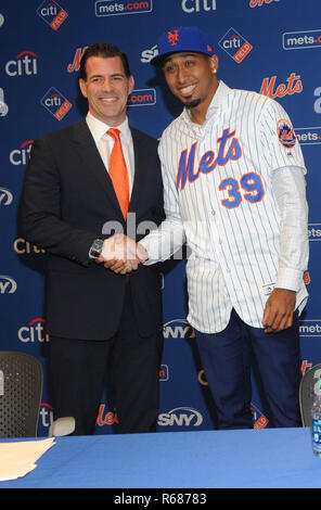 New York Mets' Edwin Diaz delivers a pitch during the ninth inning of a ...