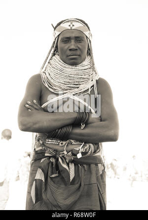 Handa tribe women going to the Tuesday market, Huila Province, Hoque ...