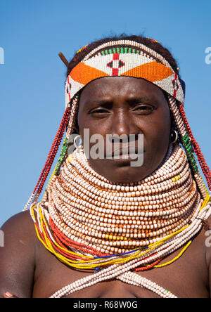 Handa tribe women going to the Tuesday market, Huila Province, Hoque ...