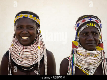 Handa tribe women going to the Tuesday market, Huila Province, Hoque ...
