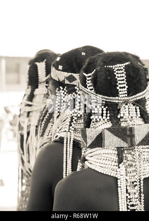 Handa tribe women going to the Tuesday market, Huila Province, Hoque ...