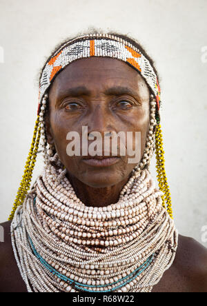 Handa tribe women going to the Tuesday market, Huila Province, Hoque ...